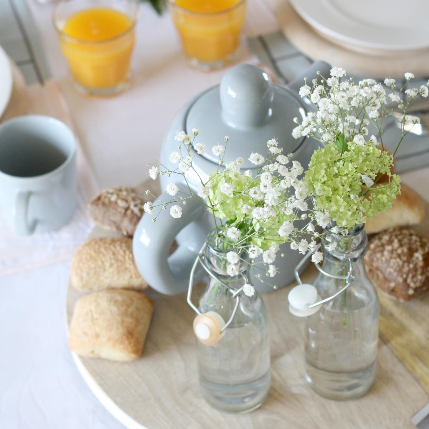 Vrolijke paastafel in pasteltinten