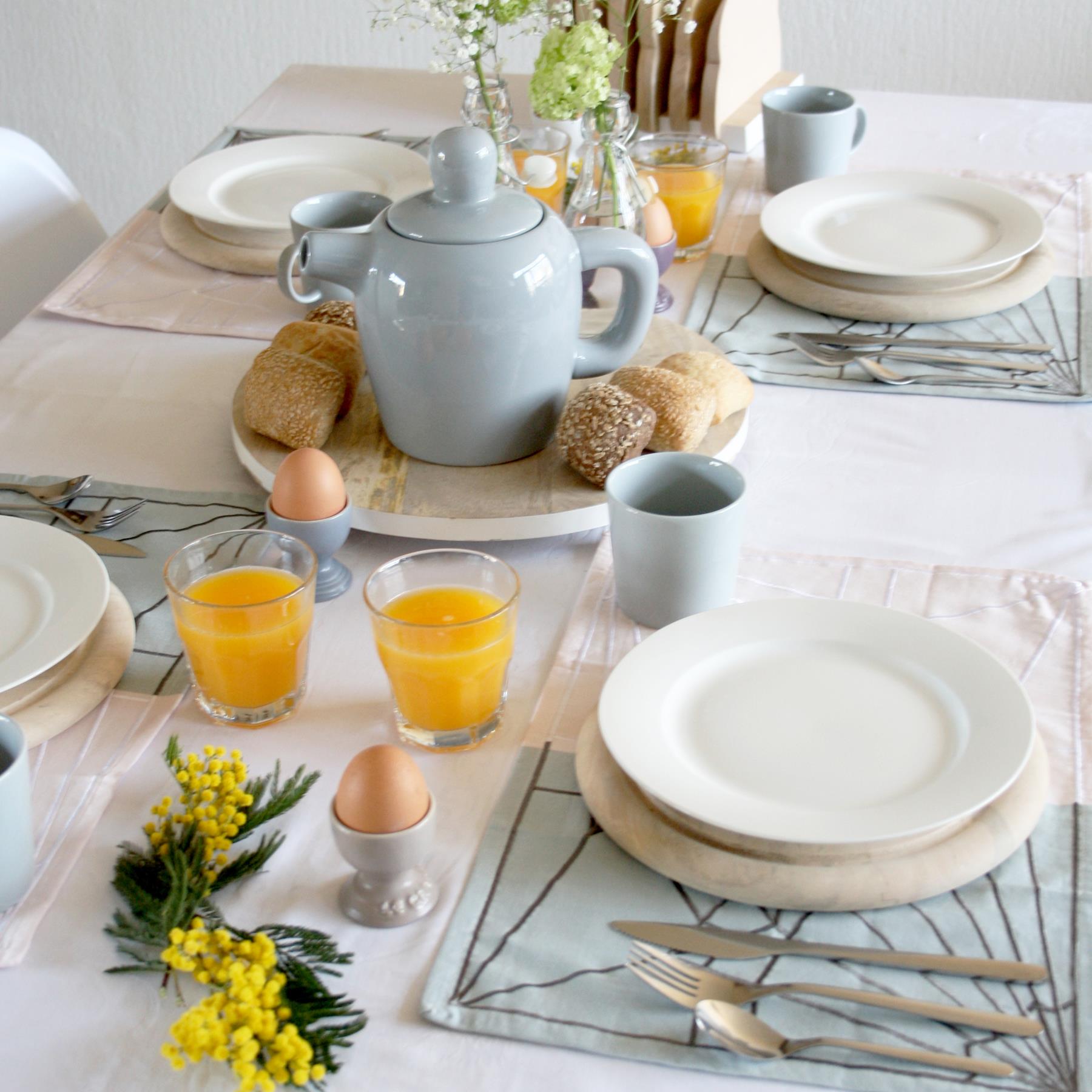 Vrolijke paastafel in pasteltinten