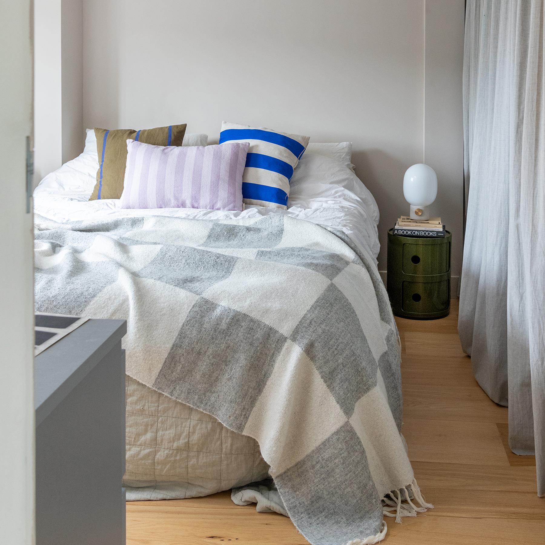 Binnenkijken in het kleurrijke Scandi appartement van Tjade